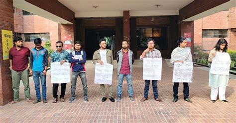 জাবিতে প্রথম বর্ষের সশরীরে ক্লাস শুরুর দাবিতে মানববন্ধন