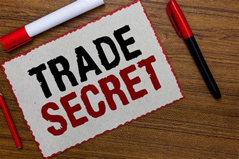 영업 비밀을 보여주는 텍스트 기호 개념 사진 기밀 정보 제품 지적 재산 백서 레드에 대 한 아이디어를 의사 소통 하는 마커 나무