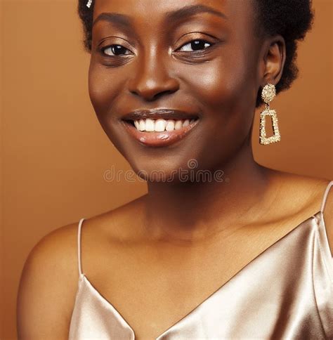 Jovencita Afroamericana Con Pelo Rizado Que Posa Gestos Alegres Sobre El Estilo De Vida Marr N