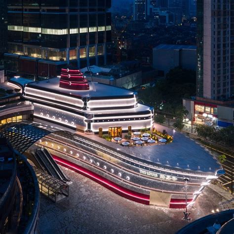 louis vuitton flagship construction disguised as stack of luggage trunks