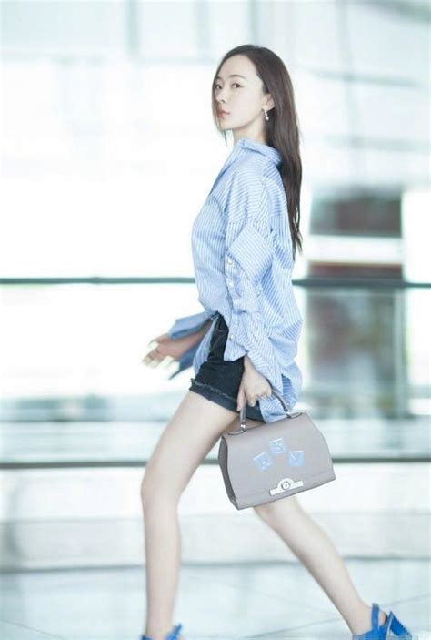 霍思燕攜子現身機場，穿襯衫秀美腿似少女，嗯哼改口叫「燕子姐」 每日頭條