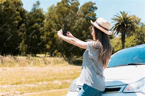 여자는 Selfie를 복용 모자를 쓰고 무료 사진