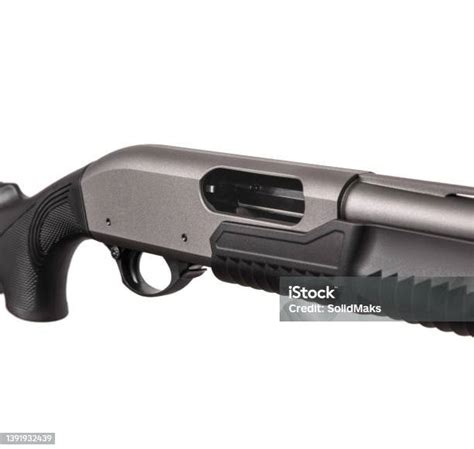 흰색 배경에 격리 된 펌프 액션 12 게이지 샷건 산탄총 의 일부를 클로즈업 샷 플라스틱 스톡이 있는 부드러운 보어 무기 0명에 대한 스톡 사진 및 기타 이미지 Istock