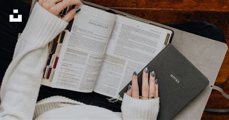 노트북을 들고 책을 읽고 있는 여성 사진 Unsplash의 무료 책 이미지