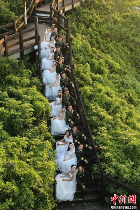 駐浙江舟山某海防團11對新人舉行海島集體婚禮 每日頭條