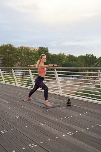 도시 한가운데서 요가를 실현하는 소녀의 측면 보기 전사 포즈 가을에 대한 스톡 사진 및 기타 이미지 가을 건강한 생활방식 겨울 Istock