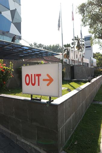 Logo Keluar Masuk Di Hotel Yang Berfungsi Untuk Mengatur Jalur Masuk