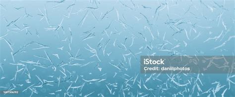 낮에 창문에 얼음 크리스탈이 있는 최소한의 조명 배경 푸른 빛의 유리 근접 촬영에 서리가 내린 질감 얼어붙은 창문 유리에 얼음 패턴의 흐릿한 미니멀리스트 흑백 배경이