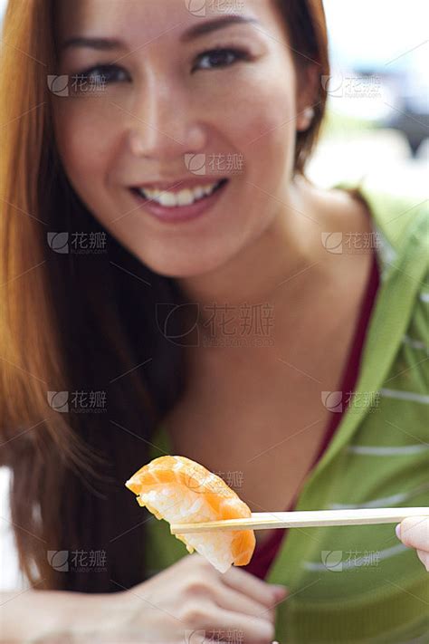 吃寿司的亚洲女人