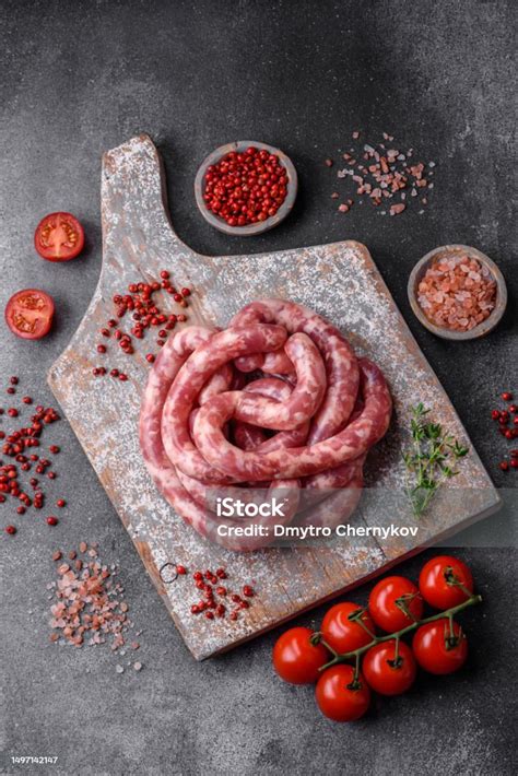 돼지고기 또는 쇠고기로 만든 생 소시지와 소금 향신료 및 허브 0명에 대한 스톡 사진 및 기타 이미지 0명 가공육 건강에 좋지 않은 음식 Istock