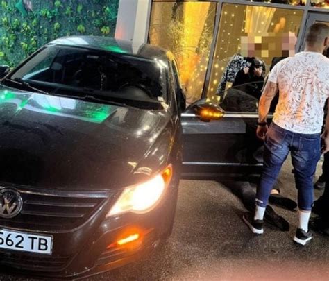 След скандал в дискотека Мъж влачи с колата си охранител и се заби в зала за събития видео