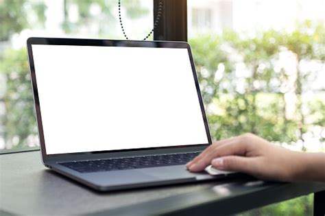 손 사용 하 고 노트북 카페에 빈 흰색 바탕 화면에 입력의 이랑 이미지 노트북에 대한 스톡 사진 및 기타 이미지 노트북