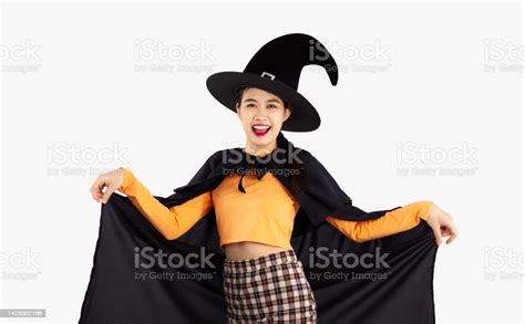 할로윈 테마 검은 마녀 모자를 쓰고 마녀 의상을 입은 젊은 아시아 예쁜 여자와 흰색 배경에 미소 짓는 요술 사탕주면 안 잡아먹지에 대한 스톡 사진 및 기타 이미지 Istock