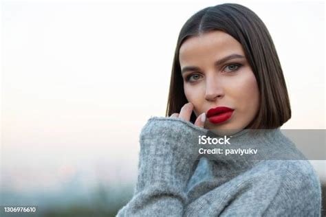 회색 오버 사이즈 스웨터를 입고 빨간색 입술과 짧은 머리와 아름다운 갈색 머리 모델 빈 공간 25 29세에 대한 스톡 사진 및