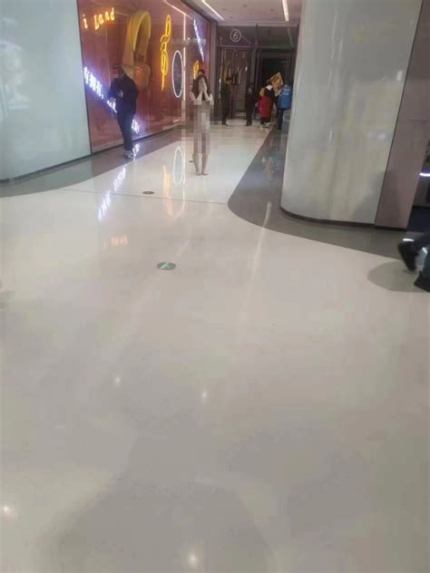 年轻女子裸体现身商场双手捂脸不顾行人警方介入 华龙网