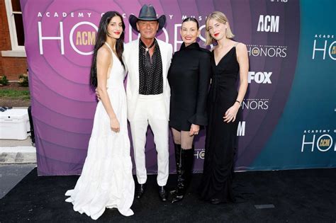 Tim Mcgraw Attends Acm Honors With Wife Faith Hill Daughters Audrey Maggie See The Photos