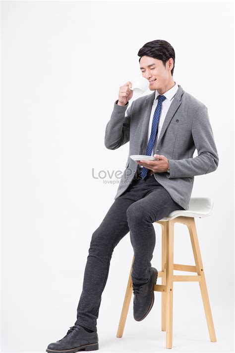 양복을 입고 남자 커피 한잔 해라 사진 무료 다운로드 Lovepik
