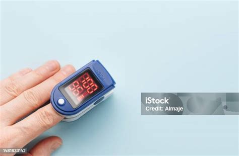 혈액과 심박수에서 산소 포화도를 측정하는 펄스 산소계 감지기에 대한 스톡 사진 및 기타 이미지 감지기 건강 검진 건강관리와 의술 Istock