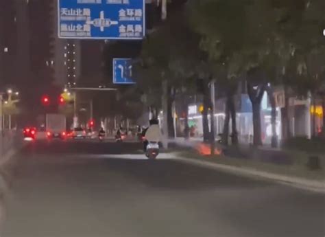 有片｜騎車拿煙花噴射路人致鐵騎士倒地 兩少男被予以行政處罰 星島日報