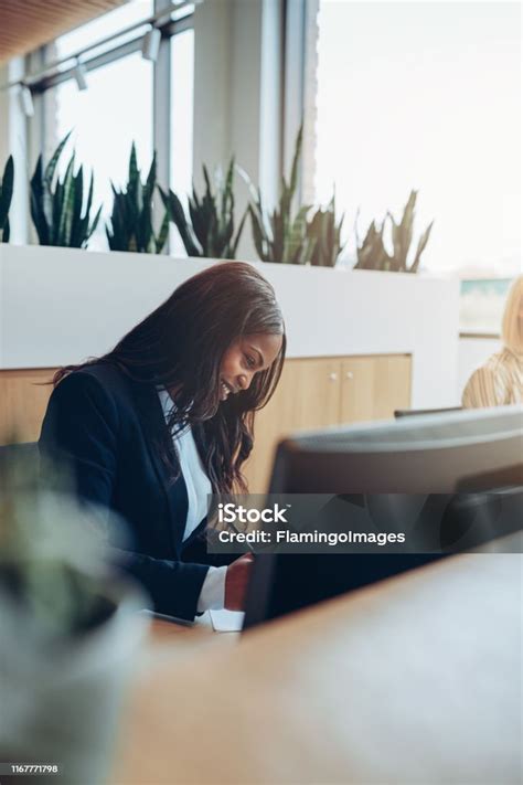 그녀의 리셉션 데스크에서 일하는 미소 아프리카 계 미국인 사업가 비서에 대한 스톡 사진 및 기타 이미지 비서 다양성
