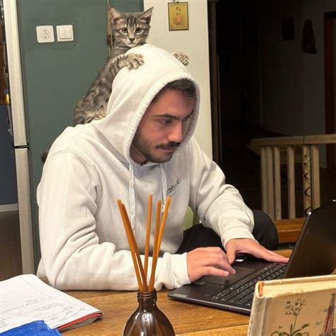 דור קציר יגאל עדיקא מרגיש מאושר ממימ שעשיתי לא היה Facebook