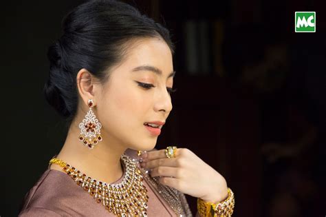 ဝိန့်စိန် ရွှေဆိုင် အတွက် ကြော်ငြာဓာတ်ပုံ ရိုက်ကူးပေးနေတဲ့ ပိုးမမှီသာ