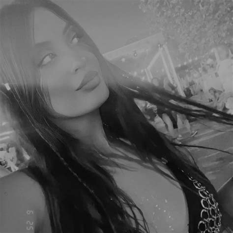 L A U R A 🌹 Laurybrr • Threads Say More