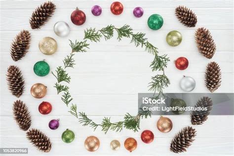 상록 침 엽 수 나뭇가지 소나무 콘 및 흰색 나무 바탕에 빛나는 화려한 싸구려 0명에 대한 스톡 사진 및 기타 이미지 0명 겨울 계절 Istock