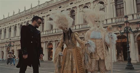 Видео Време е да се симнат маските Лозано сам на „Маскенбал“ во Венеција Реален Медиум за