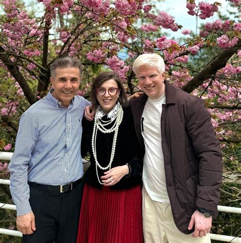 ვინ სად და ვისთან ერთად შეხვდა დღესასწაულს ცნობილების ფოტოები Ambebi Ge