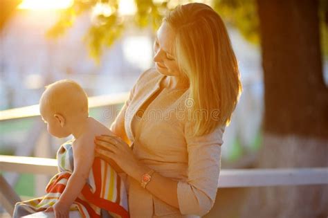Liebende Junge Mutter Lacht Mit Ihrem Kleinkind Stockbild Bild Von Kindheit Zicklein