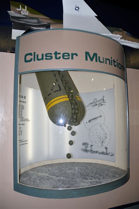 Cluster Bomb Unit クラスター爆弾 Store Release And Suspention Unit 搭載兵器放出吊架ユニット