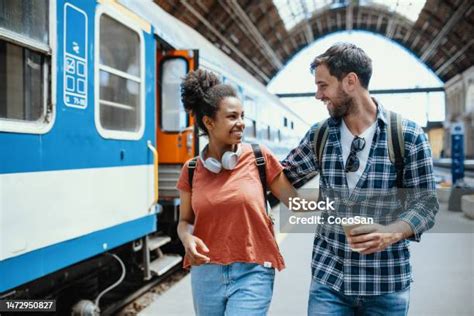 기차로 여행하는 밀레니엄 세대의 다양한 관광객 다민족 커플 여행 20 24세에 대한 스톡 사진 및 기타 이미지 20 24세 20 29세 25 29세 Istock
