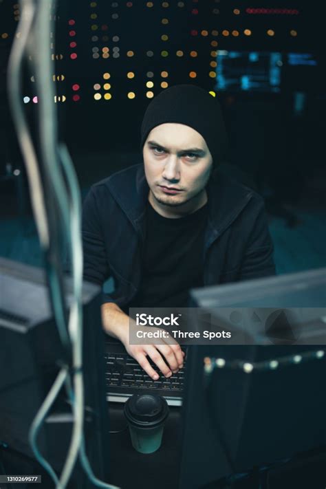위험한 후드 해커는 정부 데이터 서버에 침입하고 바이러스로 자신의 시스템을 감염 은신처는 어두운 분위기를 가지고 있습니다 컴퓨터를 사용하여 바이러스 랜섬웨어를 코딩하는 프로