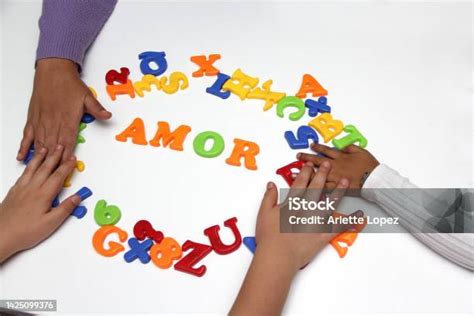 컬러 편지의 어린이 게임은 문화 다른 인종 어린이와 결합 된 기능 장애 가정 세계의 다양성 사이의 존중을 나타내는 사랑이라는 단어를 형성합니다 3 명에 대한 스톡 사진 및