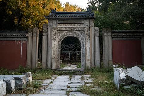 오래된 여름 궁전의 석조 아치