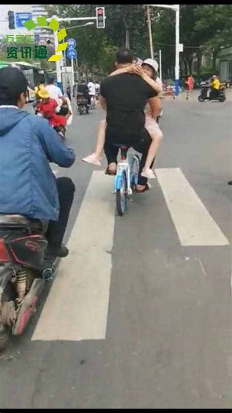 石家庄街头一对情侣上演老树盘根亲密骑车姿势引网友吐槽