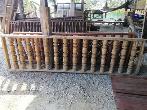 ราวระเบียงกันตก ไม้สัก ลูกกรงยักษ์ใหญ่ กรอบวงกบไม้ประดู่ ขนาดกว้าง82x290cm มี1ชิ้น สภาพหนาแน่น