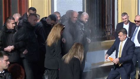 Skanë çfarë I Bëjnë Gomarit I Bien Samarit Flamur Noka Sulmon Me