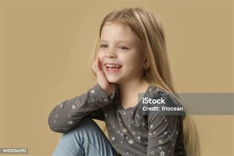 파란 눈과 긴 금발 머리를 가진 아름다운 5세 소녀의 스튜디오 헤드샷 4 5세에 대한 스톡 사진 및 기타 이미지 4 5세 귀여운 금발 머리 Istock