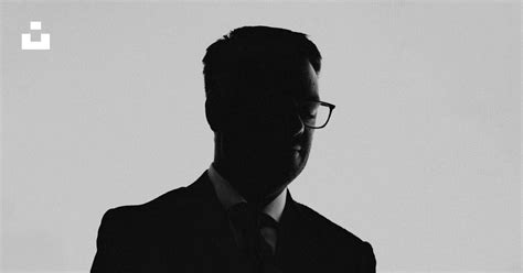 양복을 입은 남자가 책을 읽고 있는 흑백 사진 사진 Unsplash의 무료 실루엣 이미지