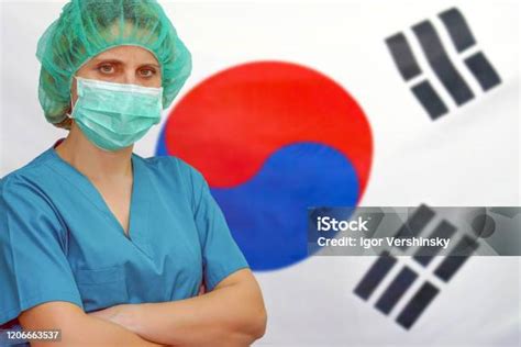 한국 국기의 배경에 여자 외과 의사 한국의 의료 수술 및 의료 개념 간호사에 대한 스톡 사진 및 기타 이미지 간호사 건강 진단 건강관리와 의술 Istock