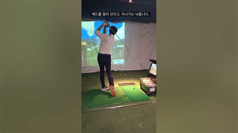 걷는 동작을 하면서 팔을 좌우로 흔들어봅니다 자유롭게 움직이는 관절처럼 클럽과 연결되는 손가락그립을 통해 클럽을 자유롭게 움직이고 페이스를 스퀘어로 정렬합니다