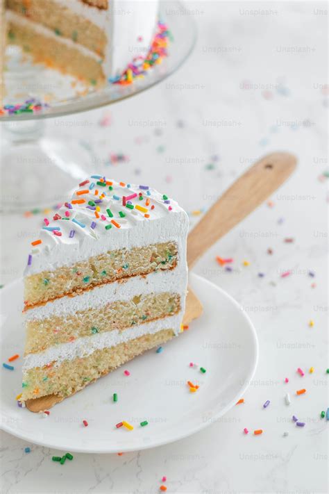 접시에 흰색 설탕을 입히고 뿌린 케이크 한 조각 사진 Unsplash의 디저트 이미지