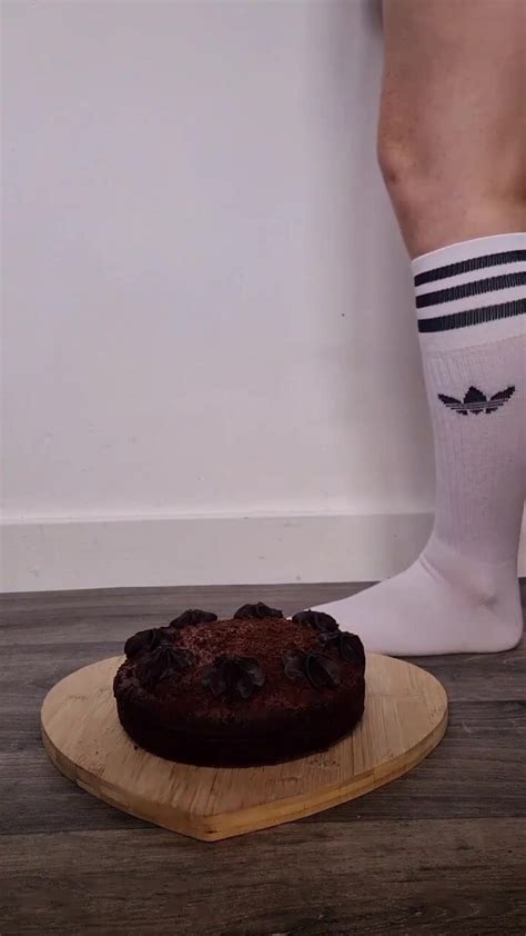 Cake Crush In Socks 日本語で