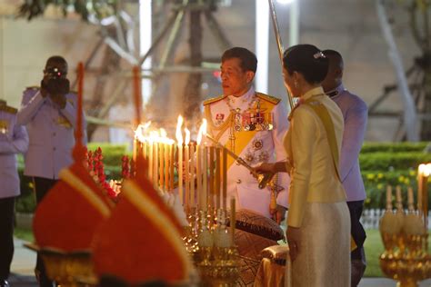 ในหลวง พระราชินีทรงวางพานพุ่มดอกไม้เนื่องในวันจักรี