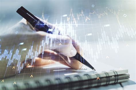 세계지도와 배경 금융 및 거래 개념에 일기에 여성의 손으로 쓰기와 추상 창조적 인 금융 그래프 다중 노출 가리키기에 대한 스톡