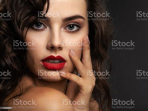 연기가 자욱한 눈 화장과 붉은 립스틱과 아름 다운 여자의 얼굴 갈색에 대한 스톡 사진 및 기타 이미지 갈색 갈색 머리 곱슬 머리 Istock
