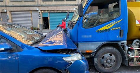 8旬翁載妻子外出！疑因腳麻誤踩油門 暴衝撞對向灑水車 社會 Ctwant