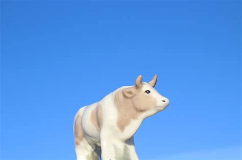 음력2021 년 황소 작은 조각상 기호 클리어 블루 스카이에 대한 뿔흰색 발견 암소 인형 소에 대한 스톡 사진 및 기타 이미지 소 소띠 장식용 조각상 Istock